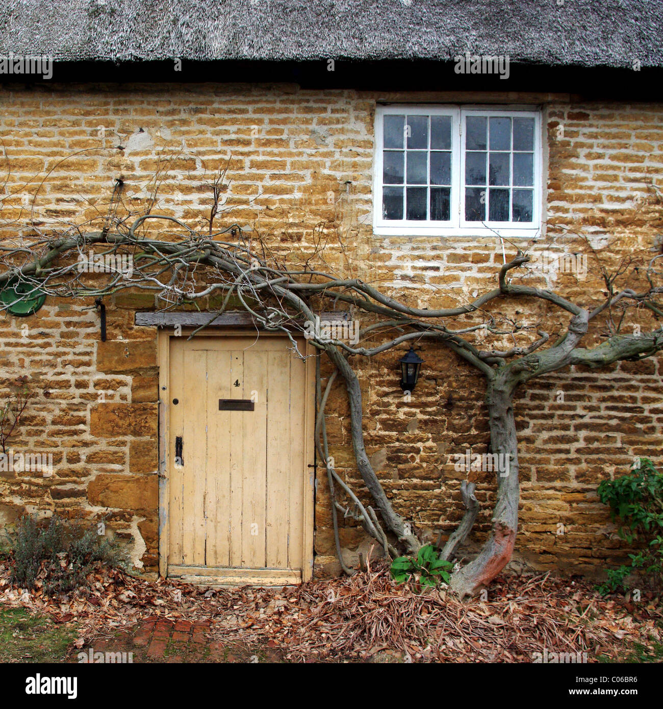Old thatched cottage hi-res stock photography and images - Alamy