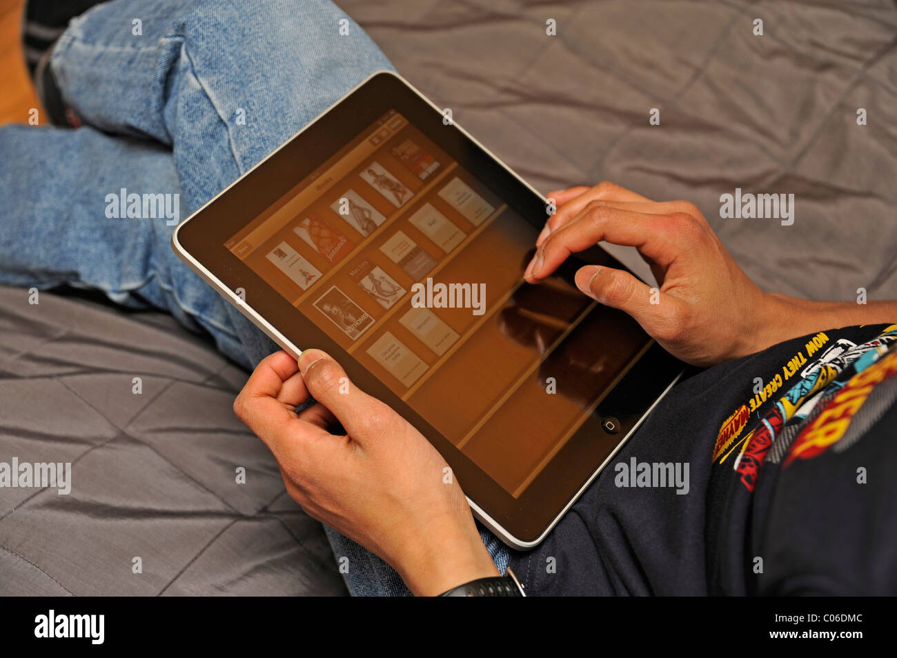 Ipad book library hi-res stock photography and images - Alamy