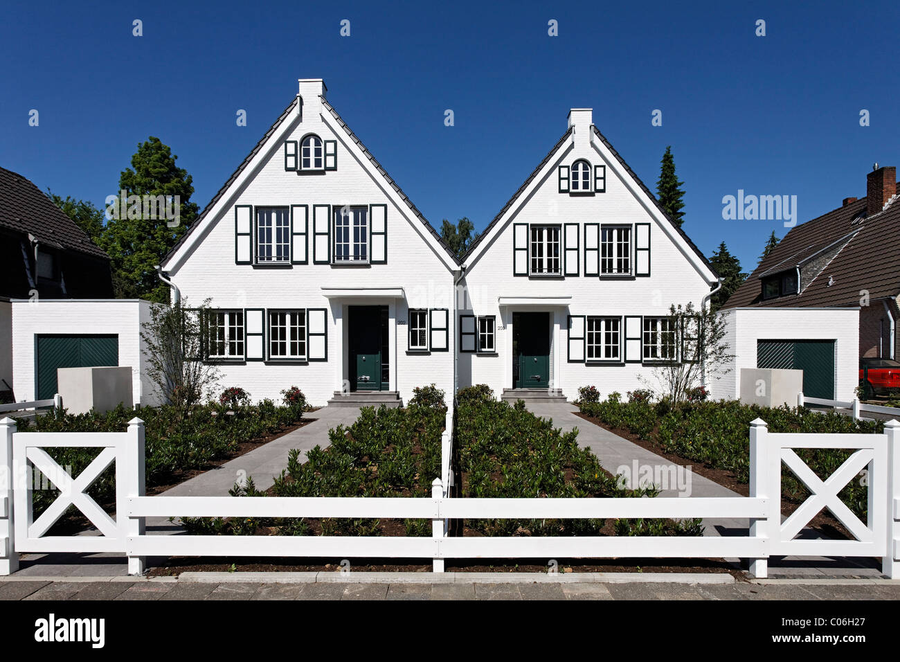 Two houses side by side hi-res stock photography and images - Alamy
