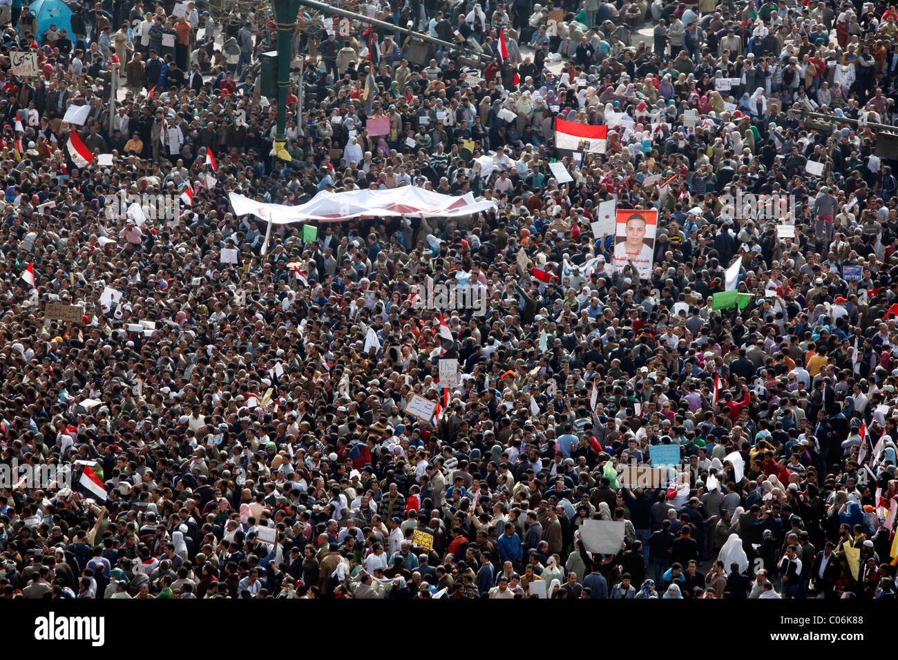 Crowd of thousands people hi-res stock photography and images - Alamy