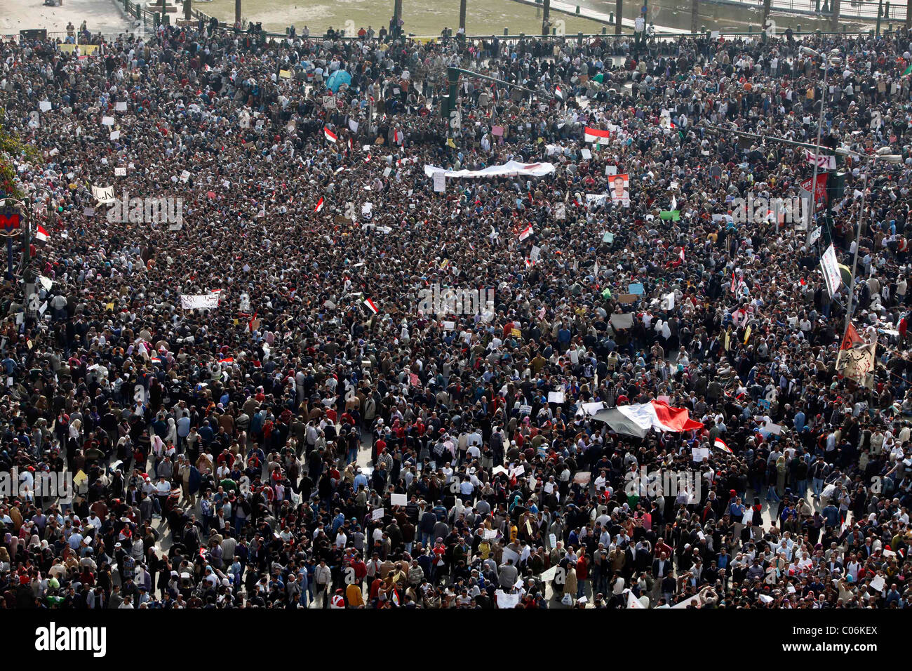Crowd of thousands people hi-res stock photography and images - Alamy