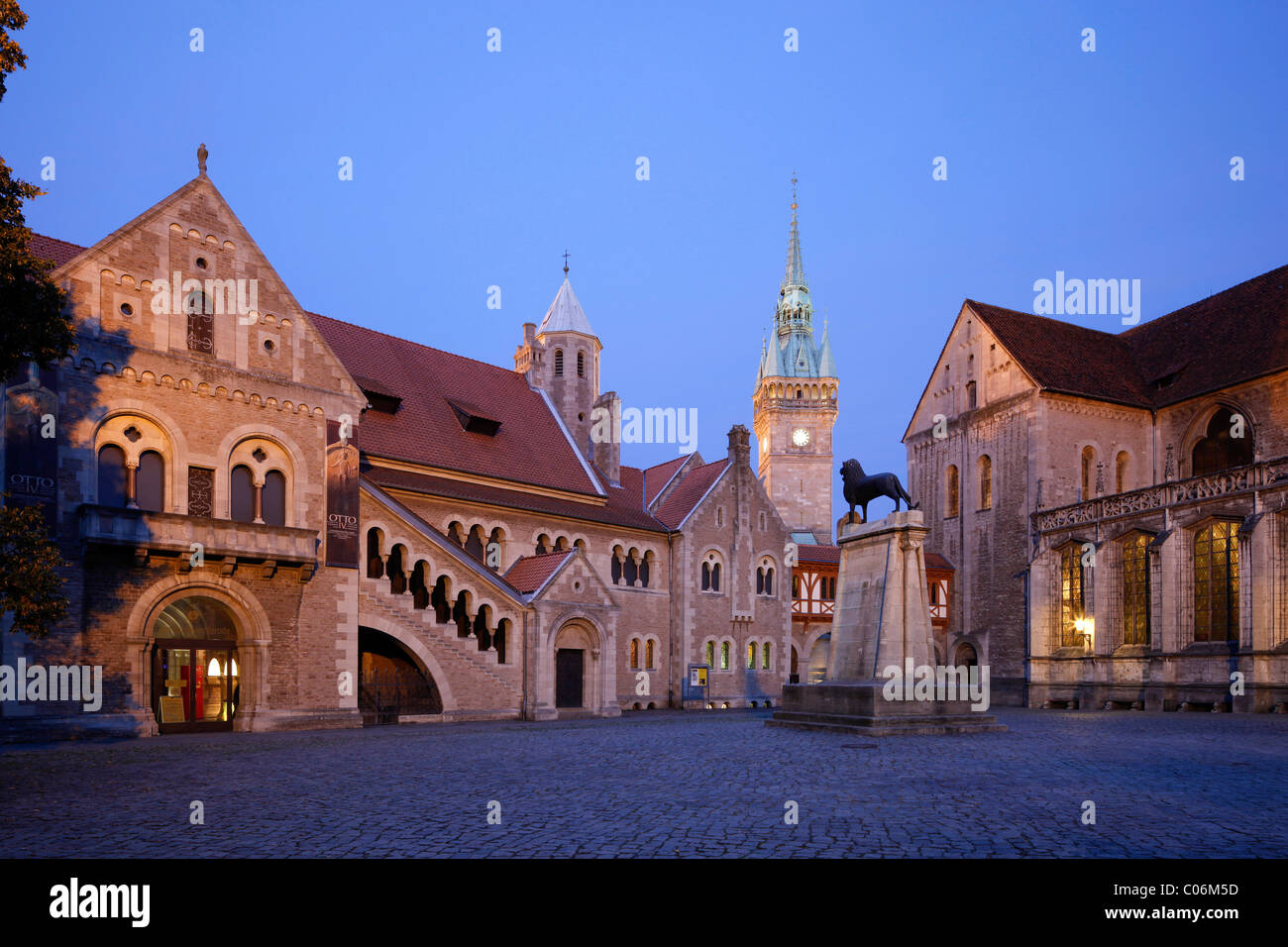 Braunschweig dankwarderode castle and brunswick cathedral hi-res stock ...