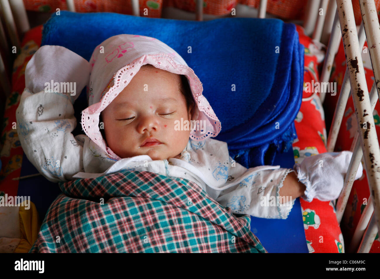 Baby, baby ward, hospital, Balinge, Batak region, Sumatra island ...