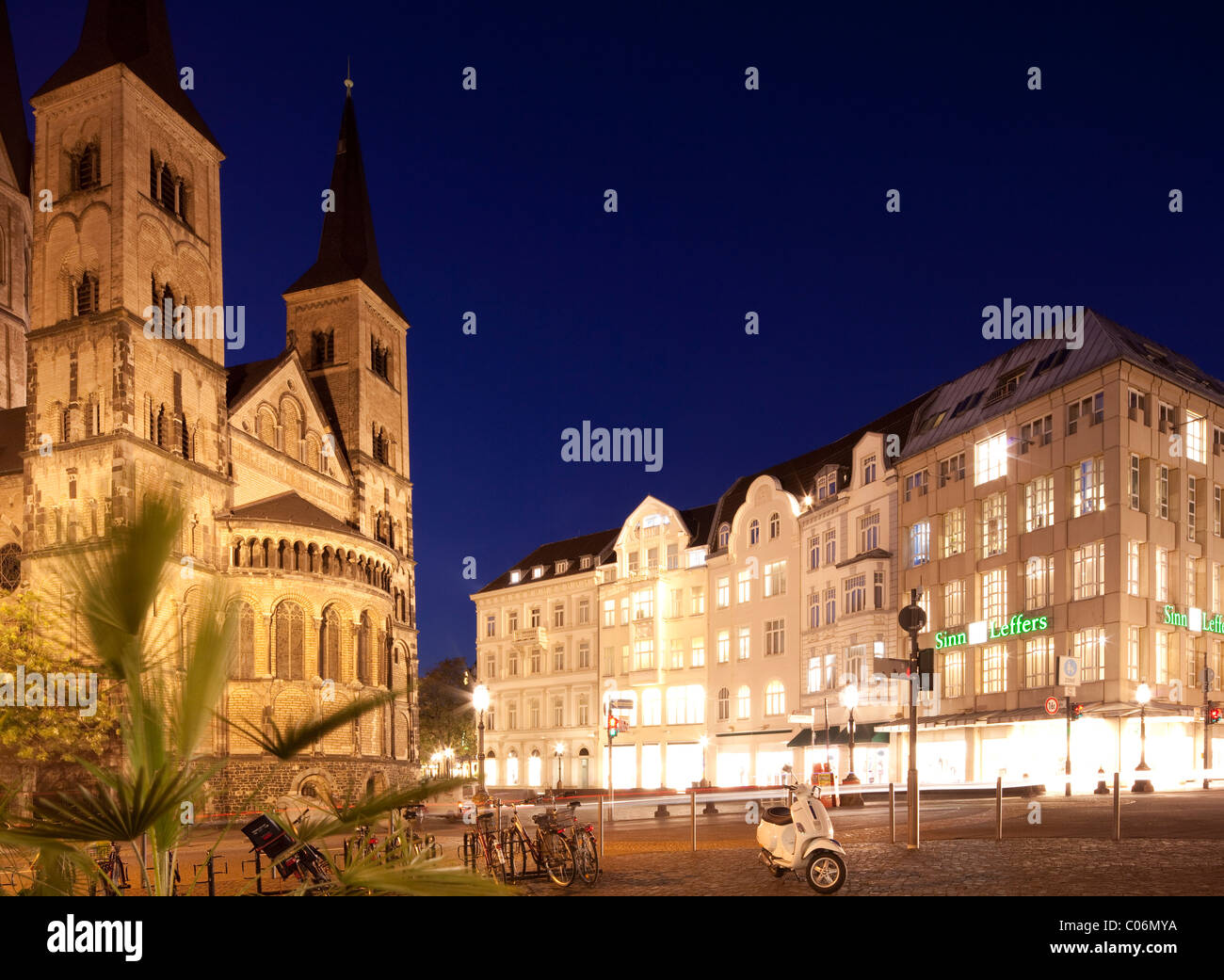 Bonn Minster, Muensterplatz square, Bonn, Rhineland, North Rhine ...