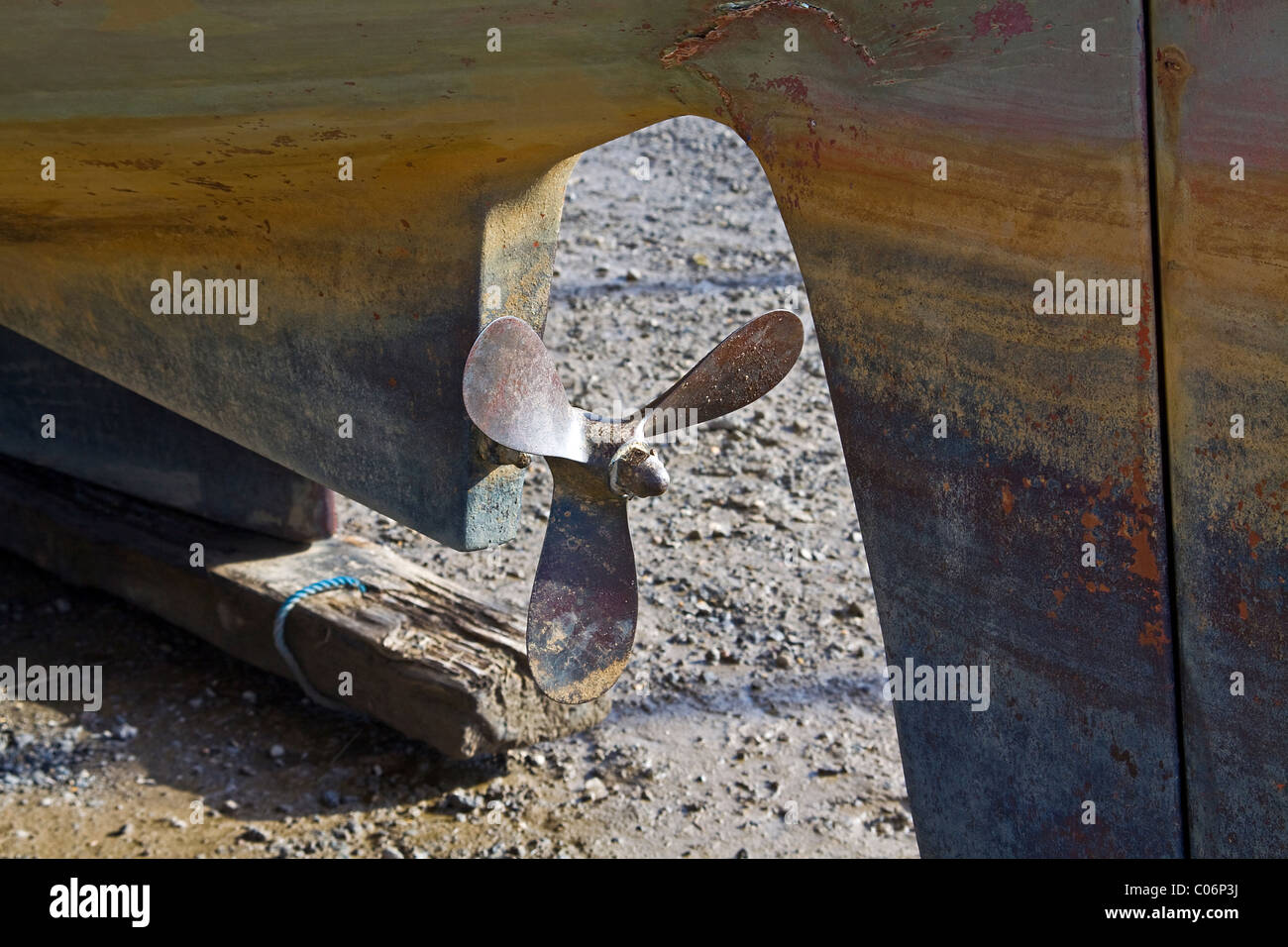 Yacht keel and propeller Stock Photo - Alamy