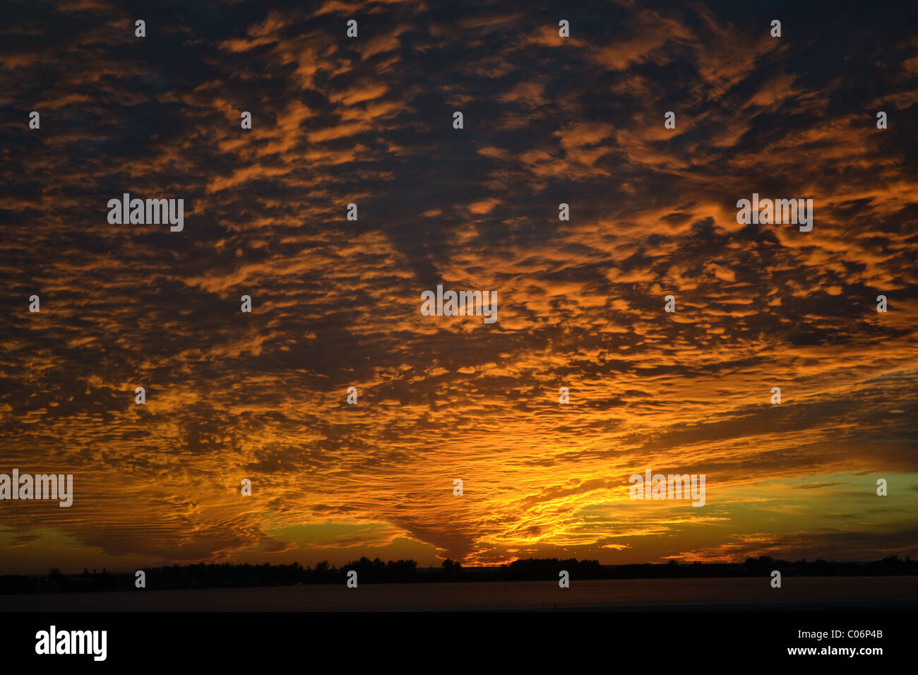 Clouds horizontal hi-res stock photography and images - Alamy