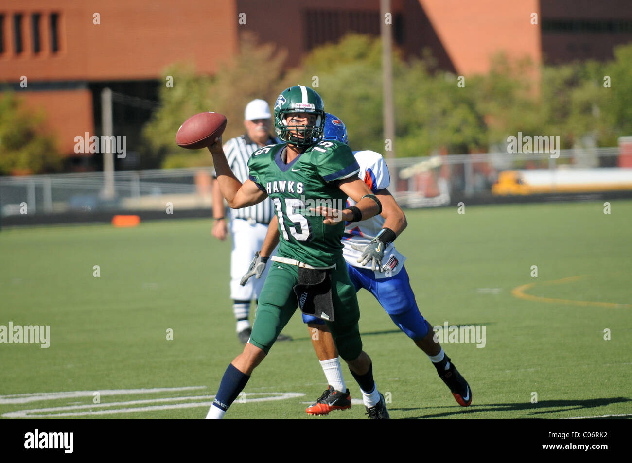 Quarterback throwing school hi-res stock photography and images - Alamy