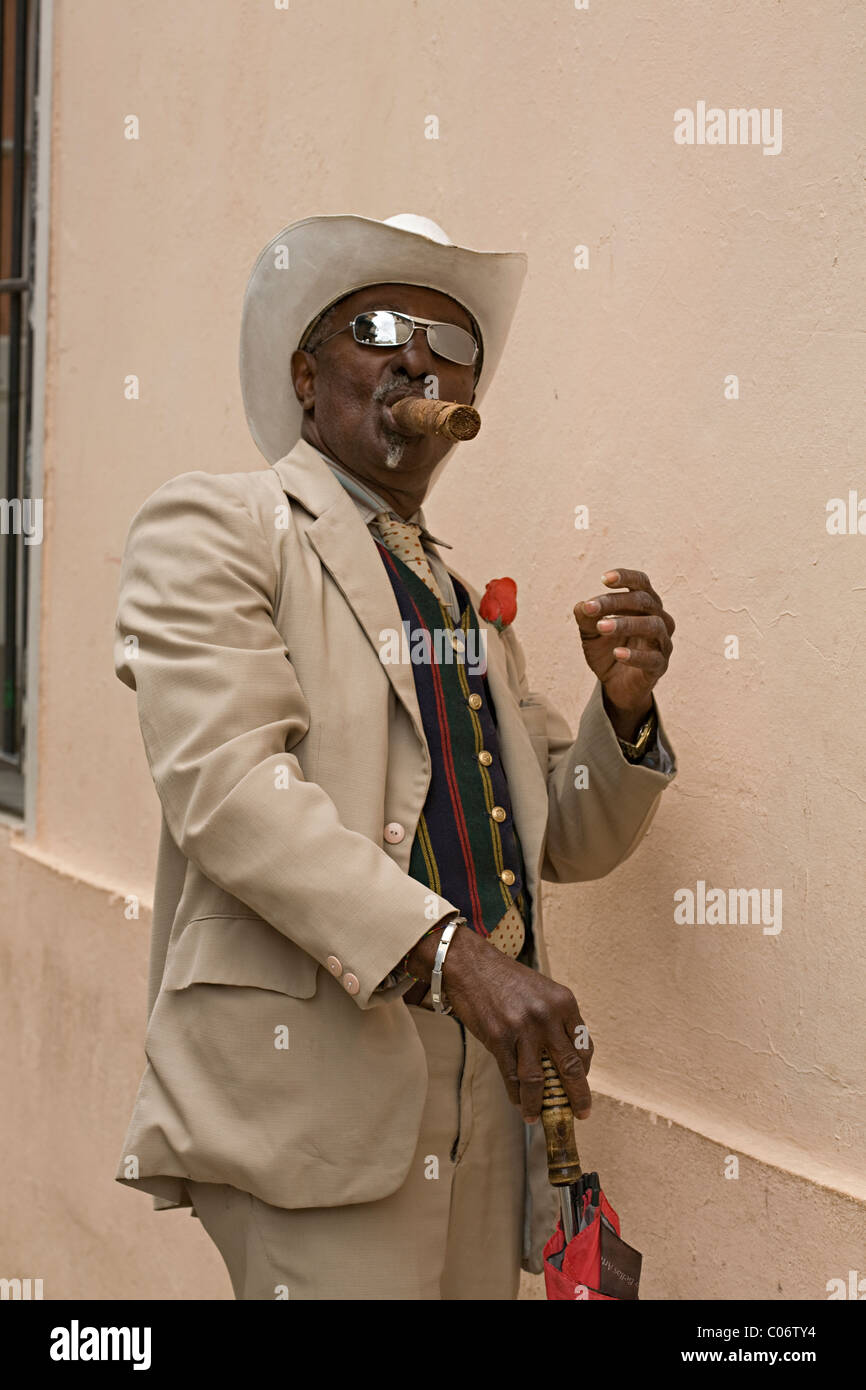 Man smoking large cigar hi-res stock photography and images - Alamy