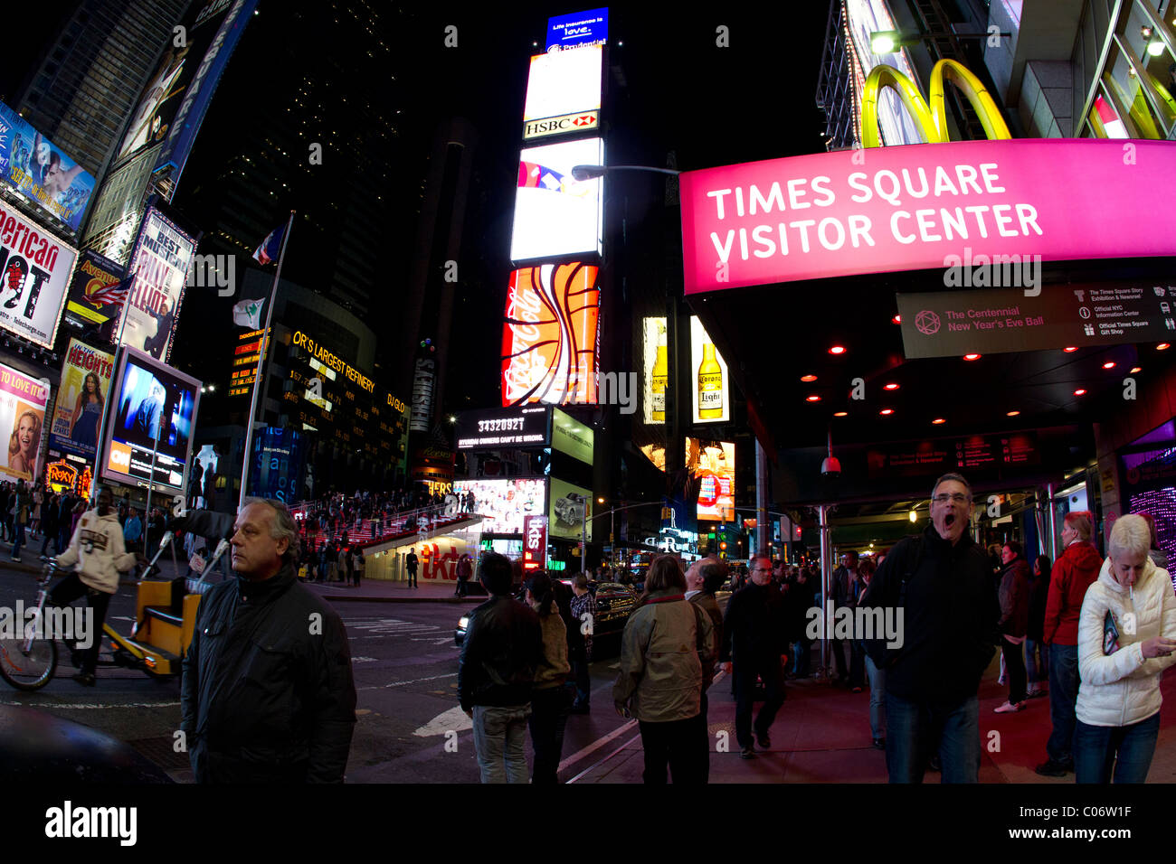 Hustle and bustle of a street scene in New York City in the pre-dawn hours Stock Photo - Alamy