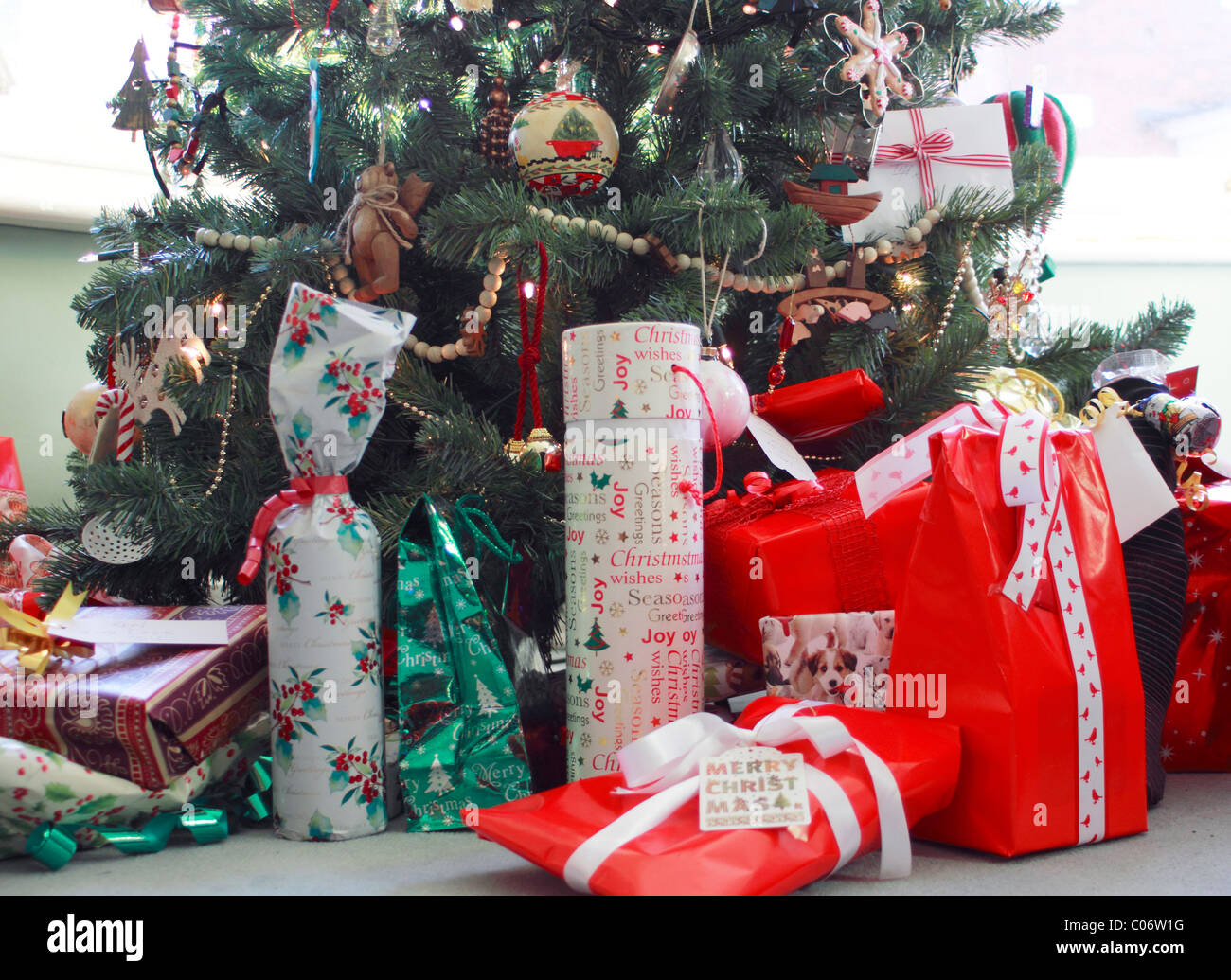 Christmas presents around the tree hi-res stock photography and images ...