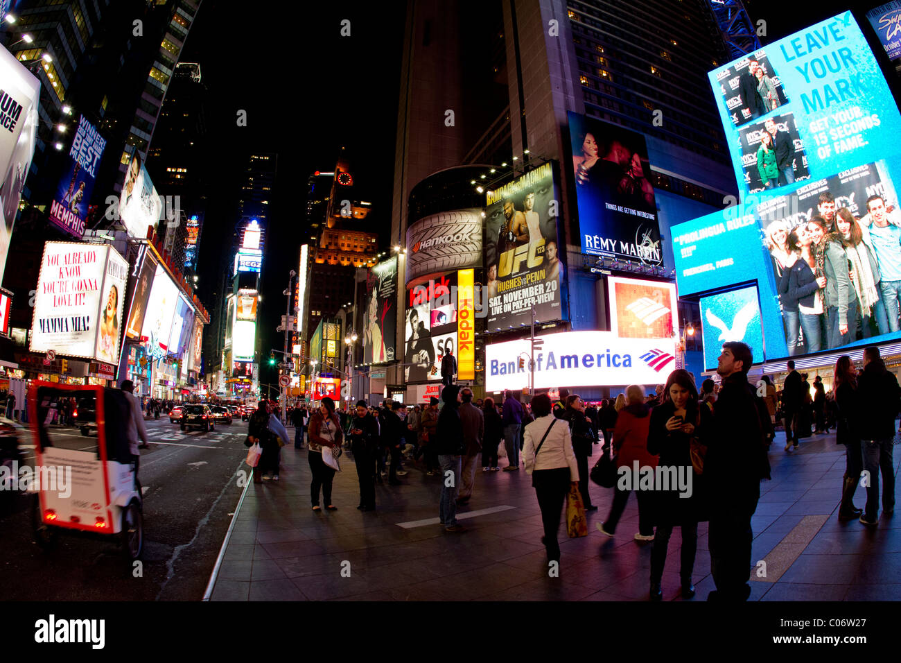 Hustle and bustle of a street scene in New York City in the pre-dawn hours Stock Photo - Alamy