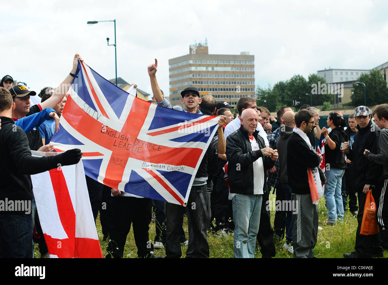 EDL supporters sing and wave flags as they enjoy themselves Stock Photo ...