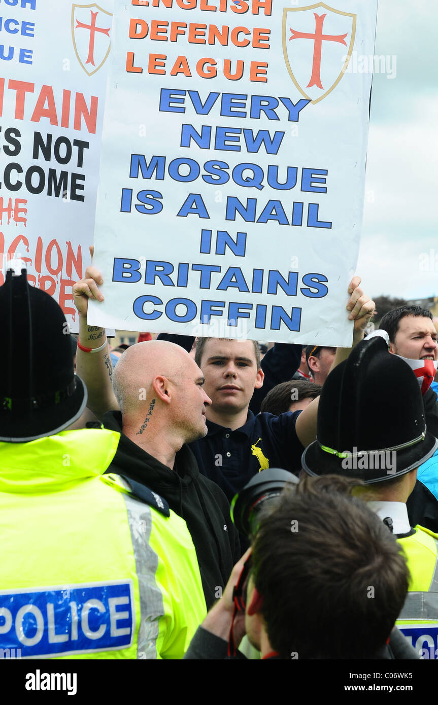 Police keep back the EDL singing supporters with the police line of ...
