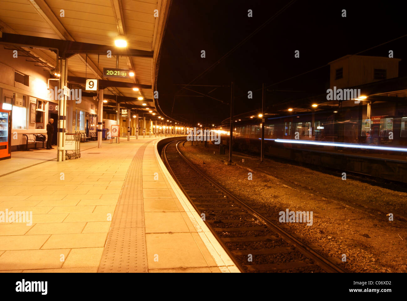 York train station platform Stock Photo - Alamy