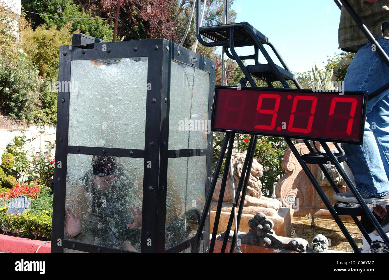 David Merlini, Hungary's escape artists, breaks the World Record for ...