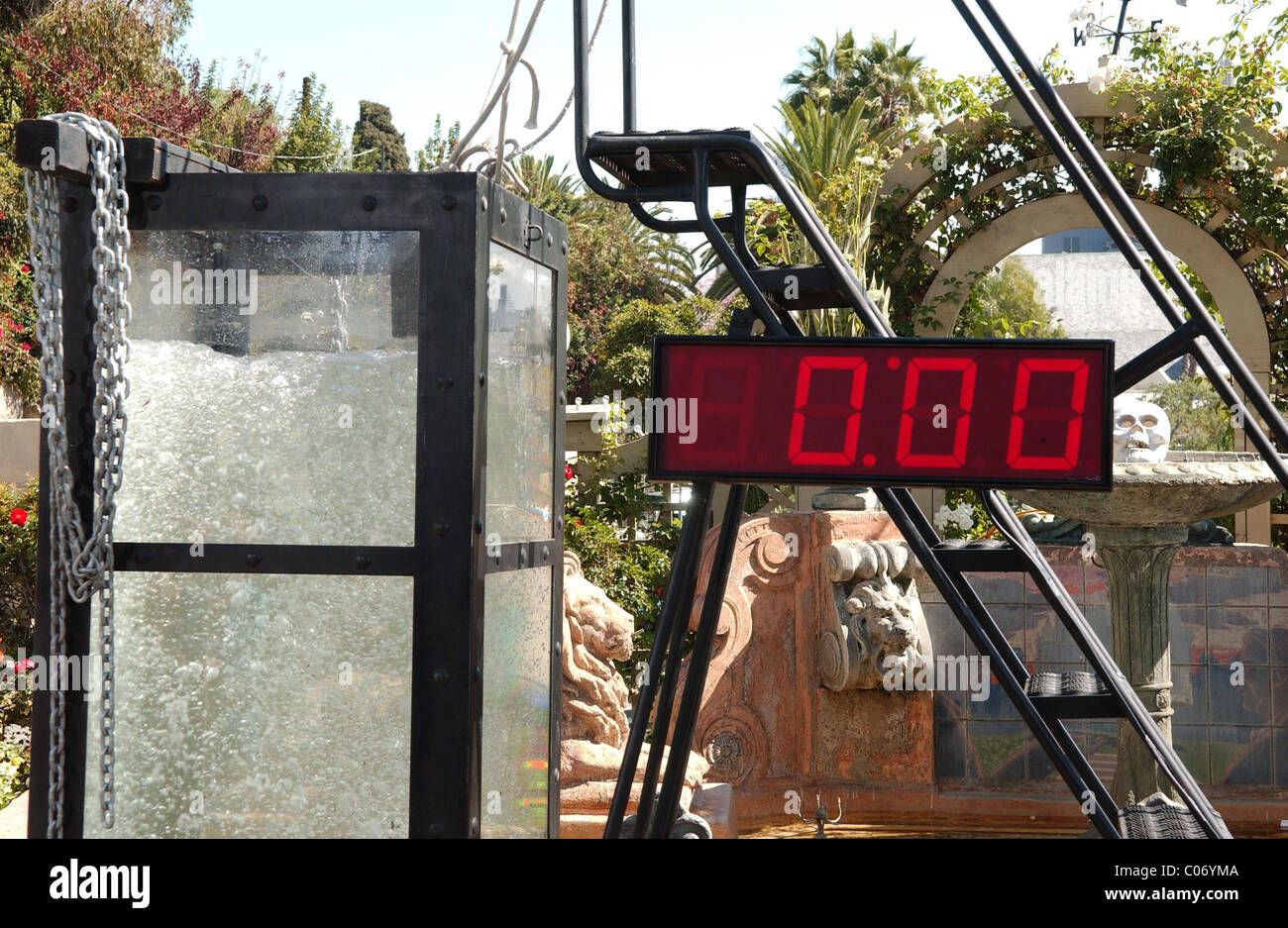 David Merlini, Hungary's escape artists, breaks the World Record for ...