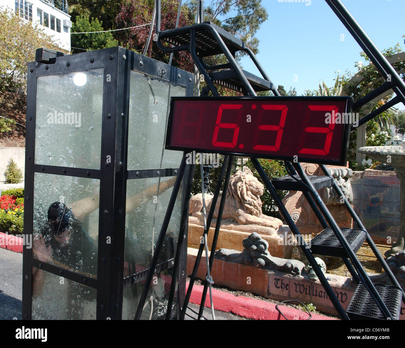 David Merlini, Hungary's escape artists, breaks the World Record for ...