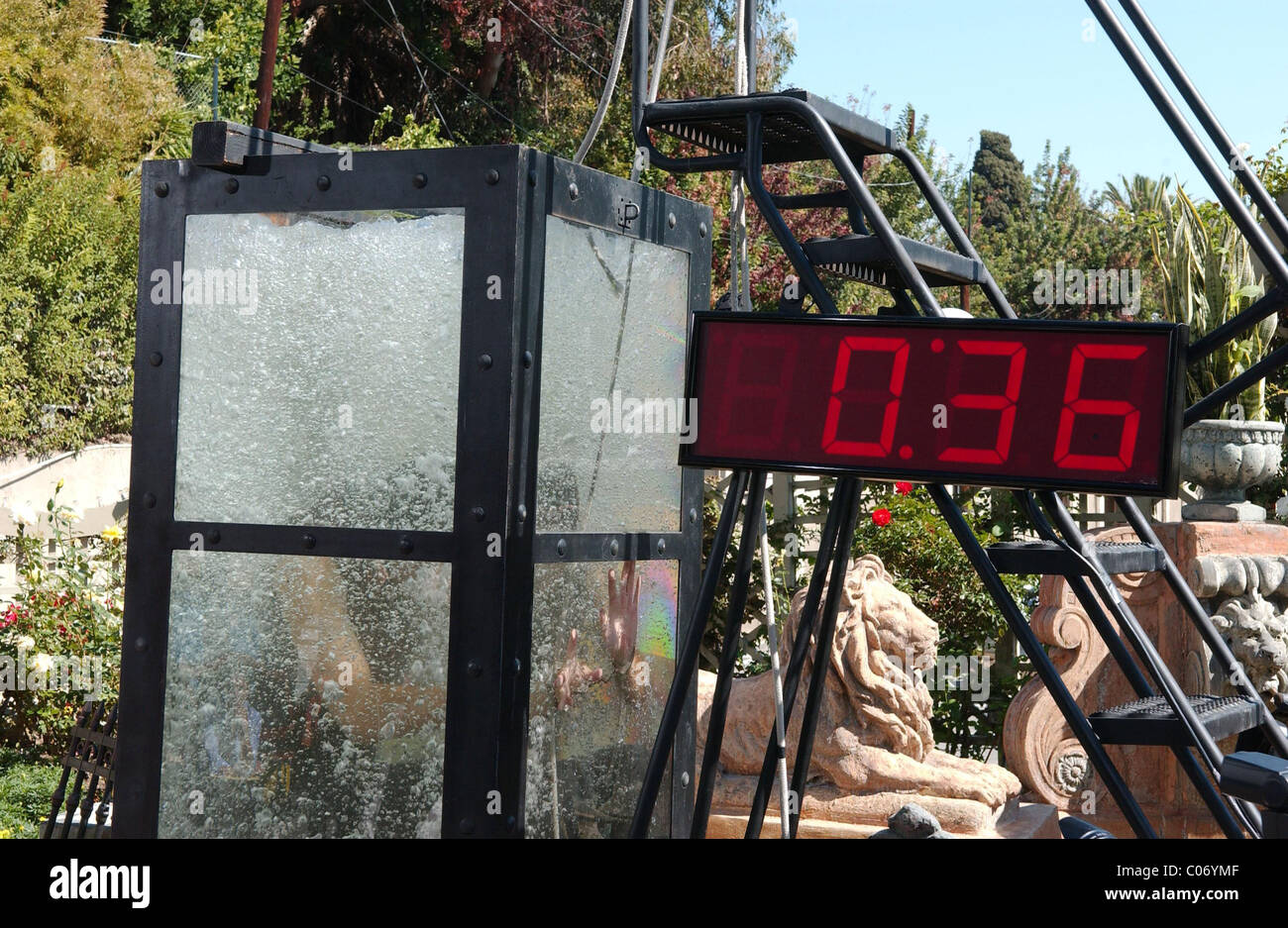 David Merlini, Hungary's escape artists, breaks the World Record for ...