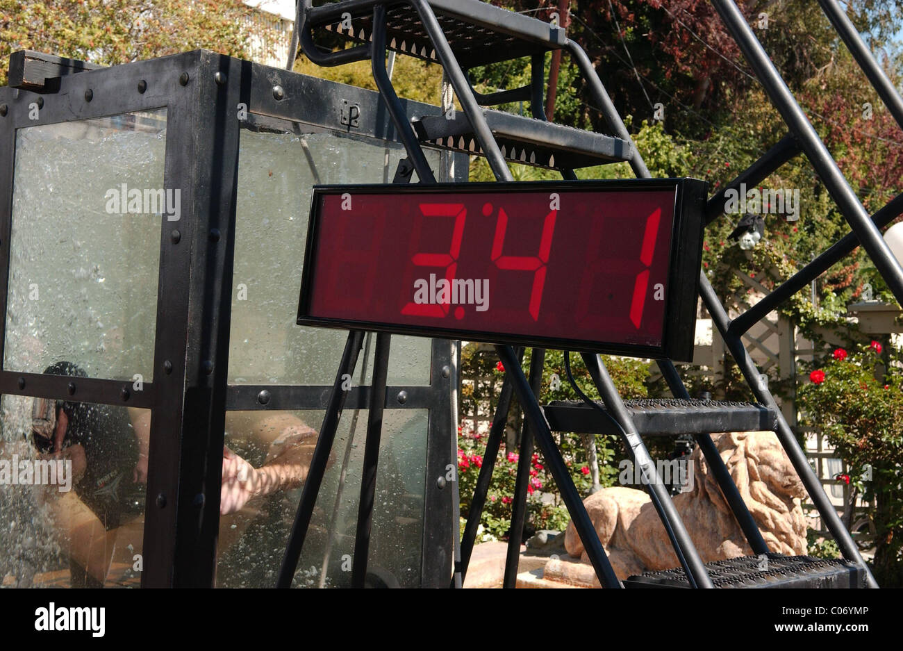 David Merlini, Hungary's escape artists, breaks the World Record for ...