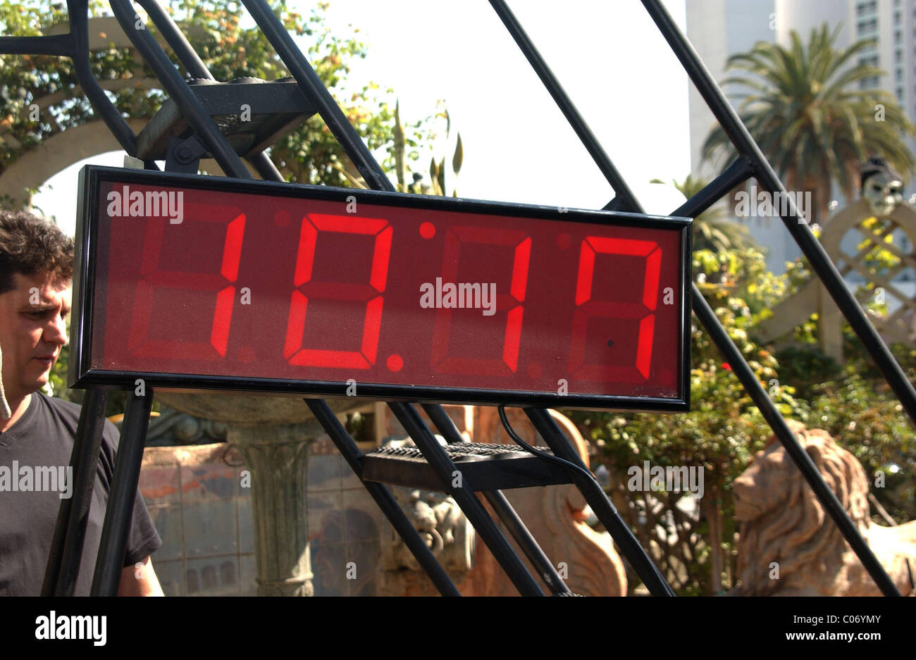 David Merlini, Hungary's escape artists, breaks the World Record for ...