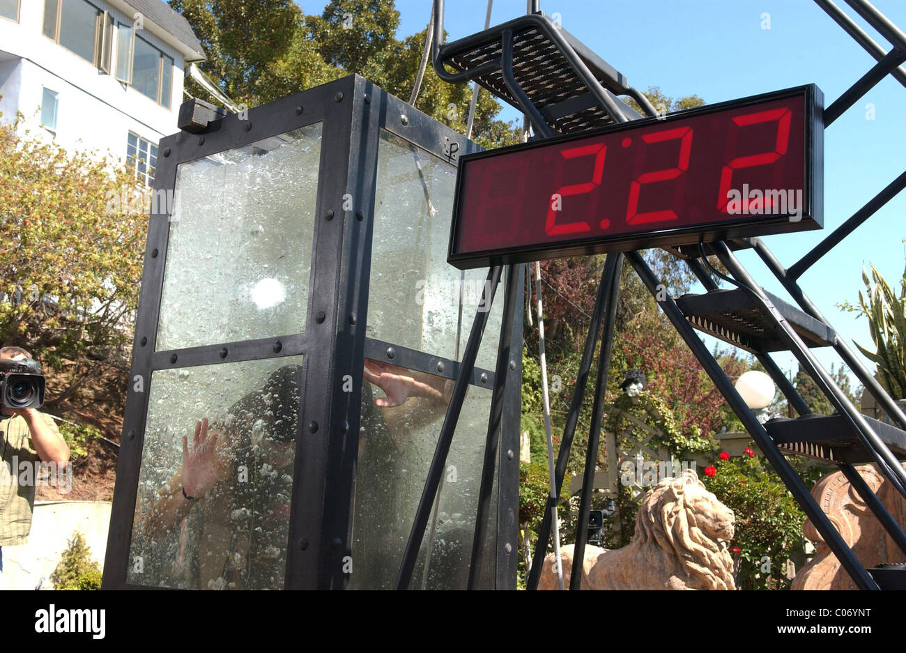 David Merlini, Hungary's escape artists, breaks the World Record for ...