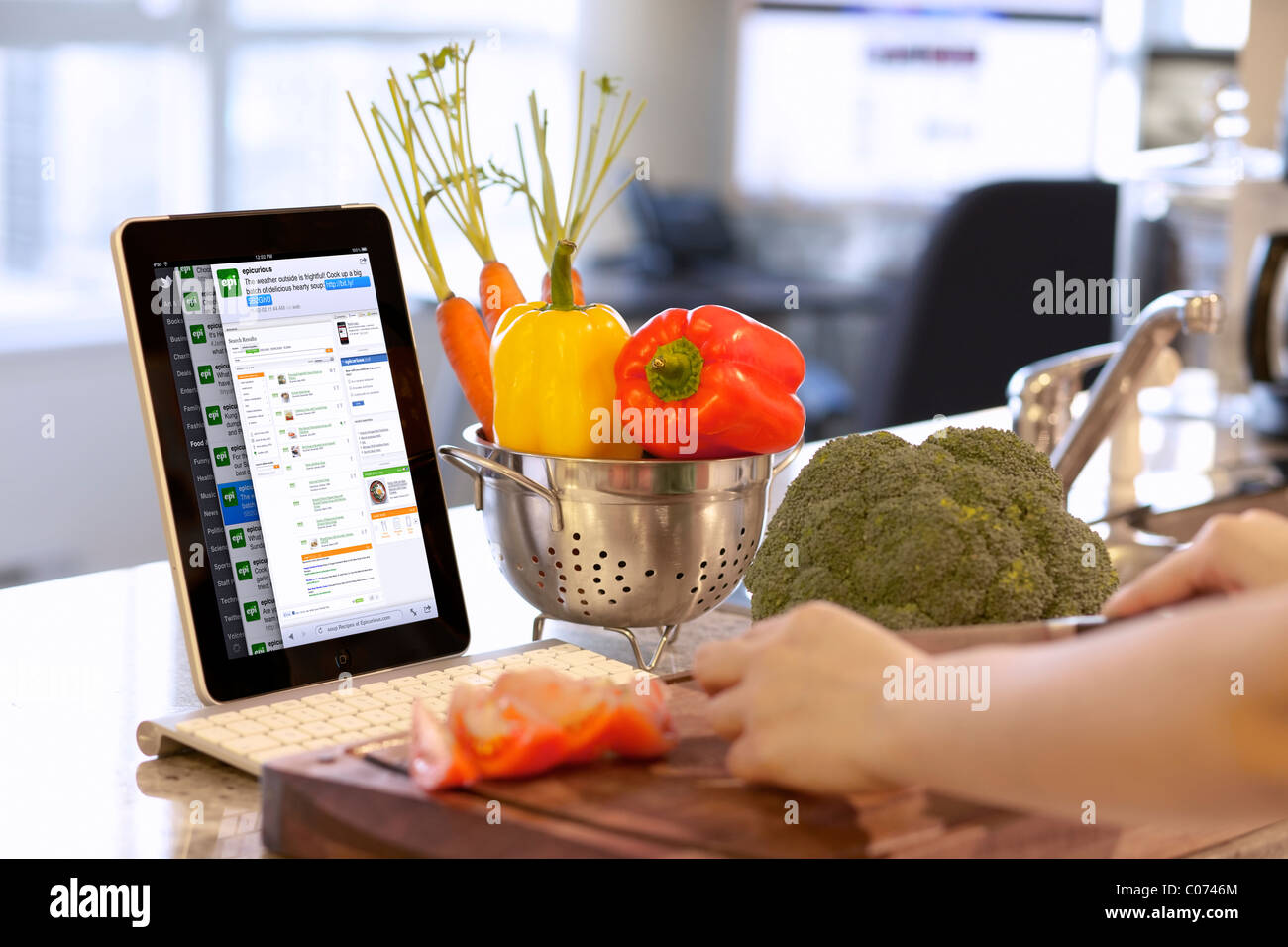 Ipad screen cooking hi-res stock photography and images - Alamy