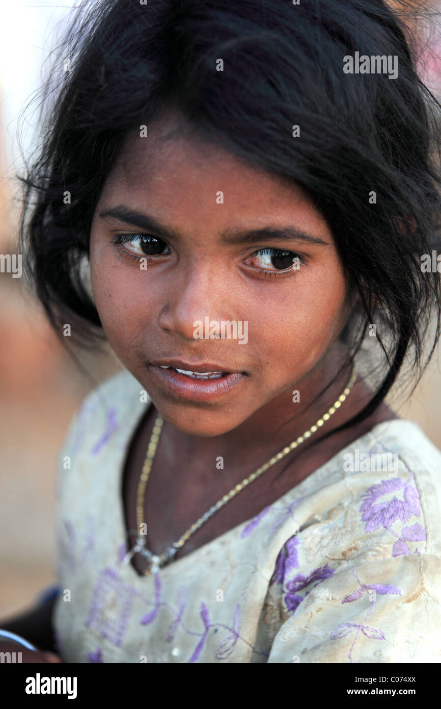 Beggar girl india hi-res stock photography and images - Alamy