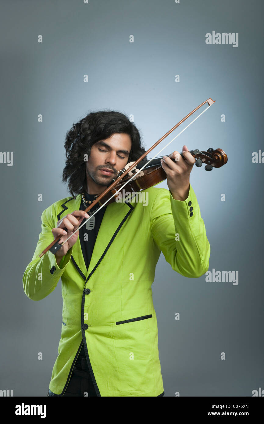 Man playing a violin Stock Photo - Alamy