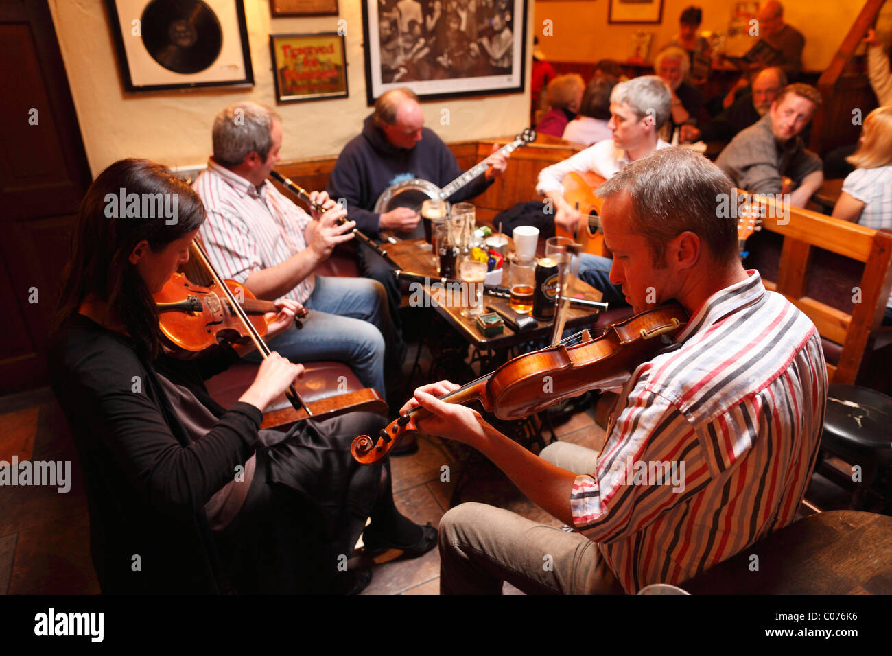 Band in oconnors pub doolin hi-res stock photography and images - Alamy