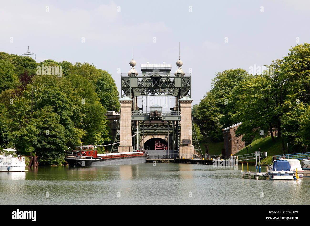 Ship lift hi-res stock photography and images - Alamy