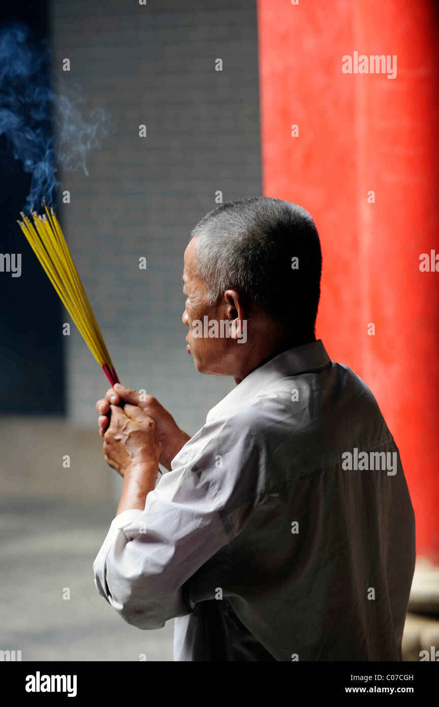 Chinese praying ritual hi-res stock photography and images - Alamy