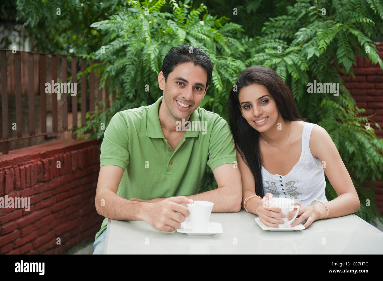 India couple drinking tea hi-res stock photography and images - Alamy