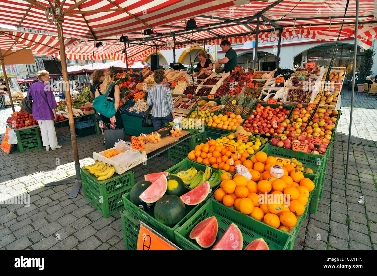 Parasols stand hi-res stock photography and images - Alamy