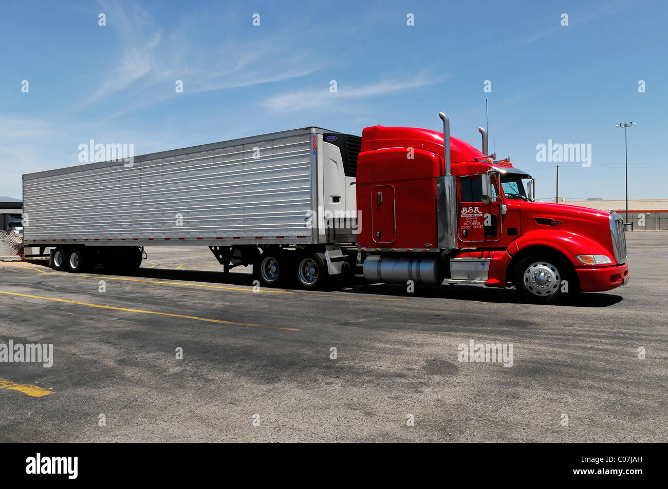 American lorries hi-res stock photography and images - Alamy