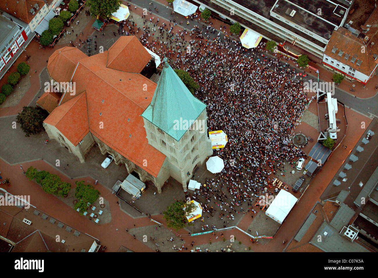 Aerial picture, public screening in front of St. Paul's Church ...