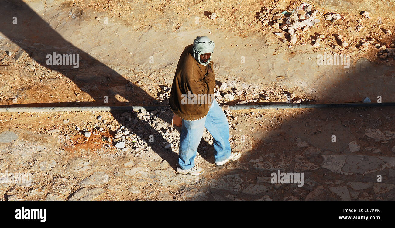 Arab man walking hi-res stock photography and images - Alamy