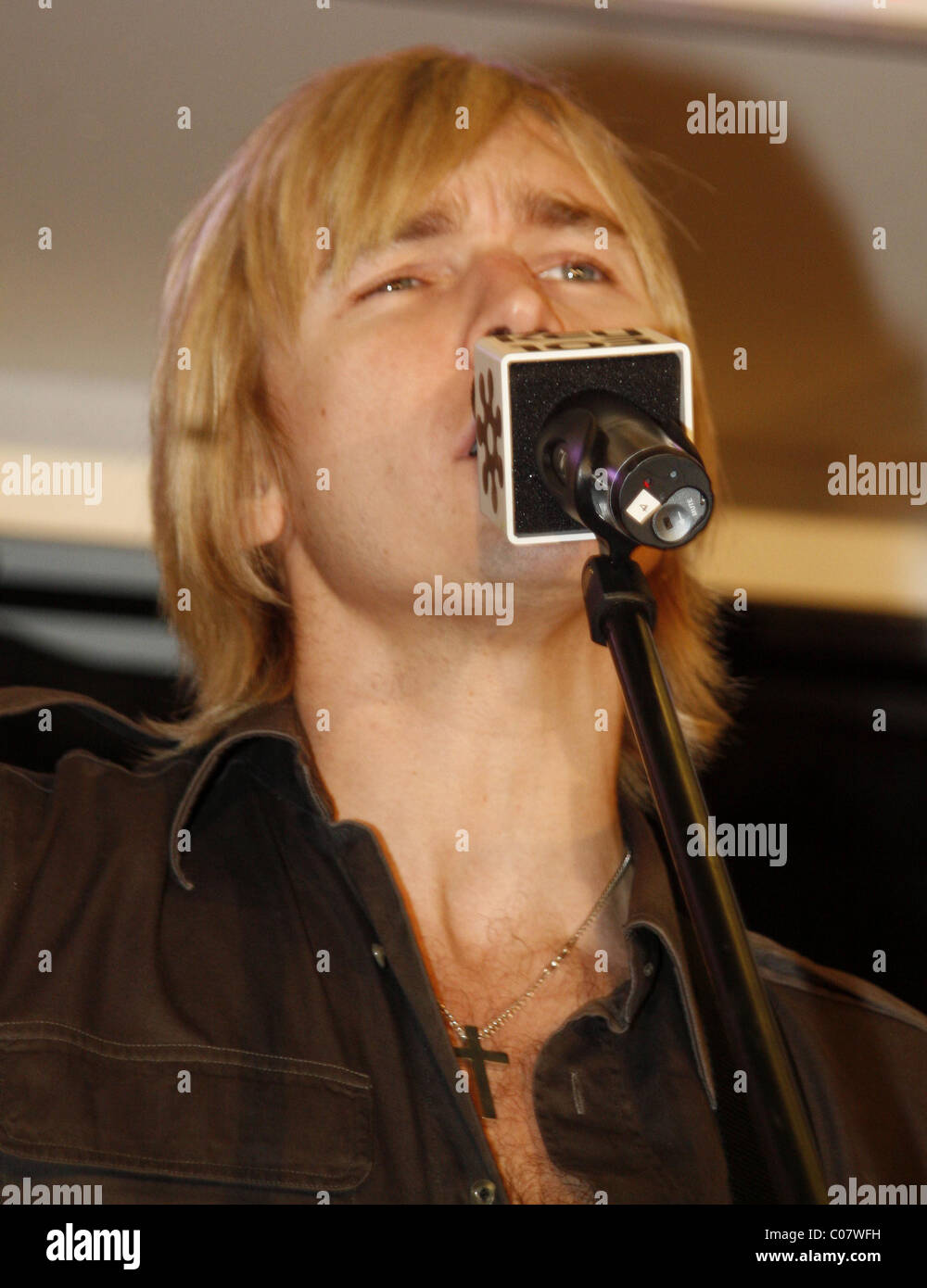 Carl Pemberton Journey South performing on the Orient stage at the ...