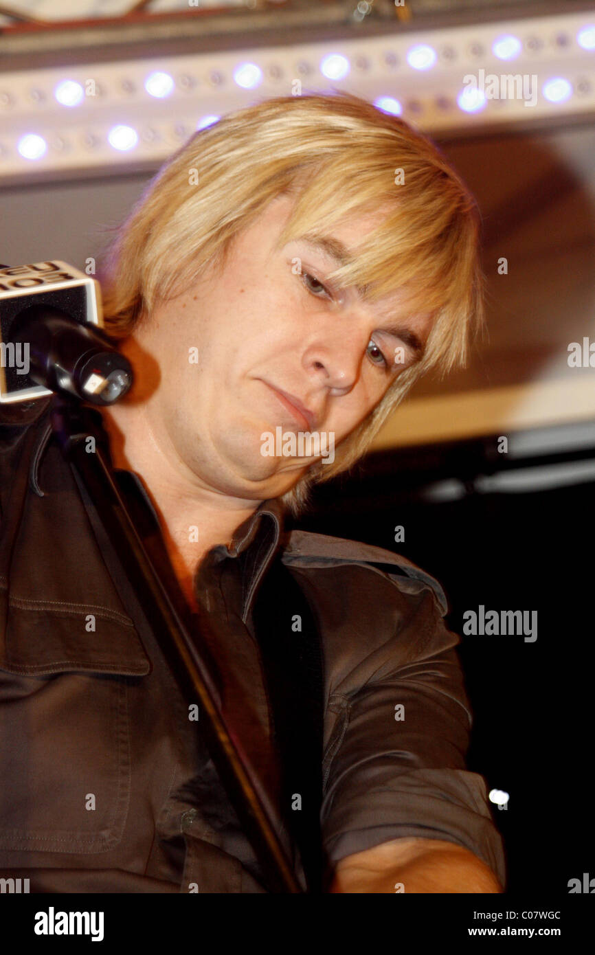 Carl Pemberton Journey South performing on the Orient stage at the ...