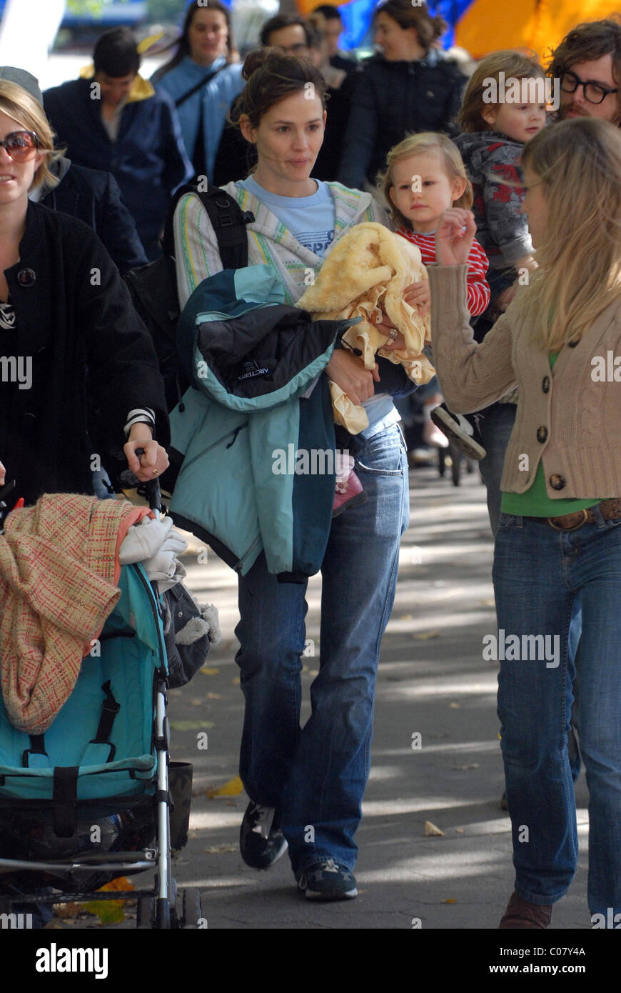 Jennifer Garner and daughter Violet Anne play on the swings and have a ...