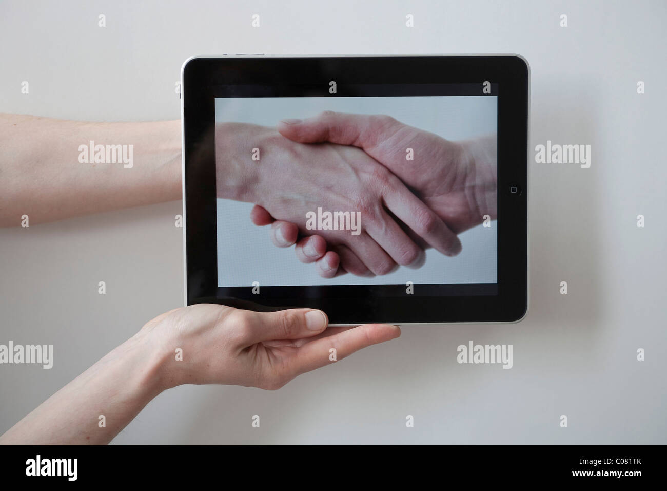 Shaking screens hi-res stock photography and images - Alamy