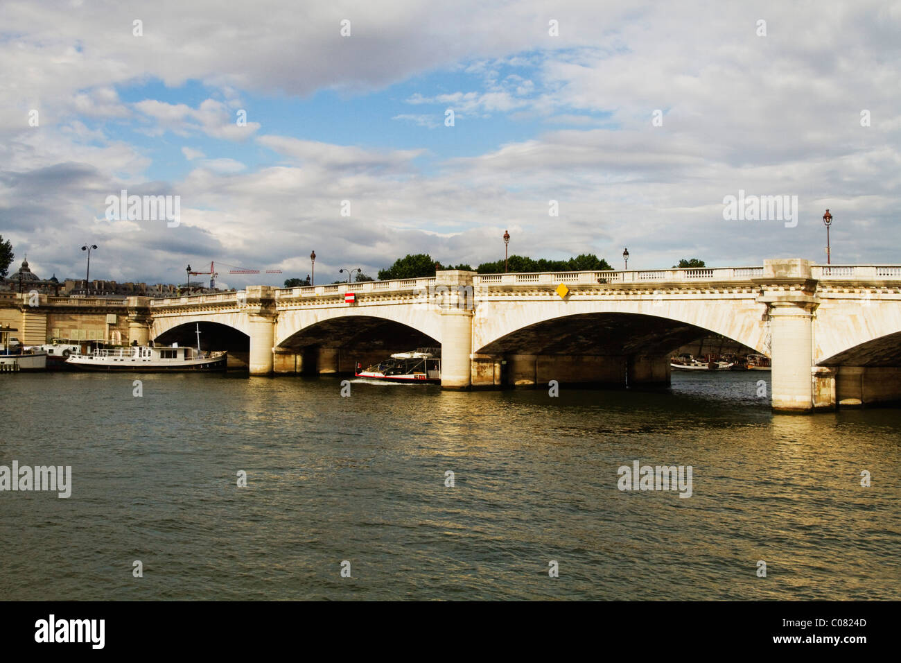 Arch bridge across river hi-res stock photography and images - Alamy