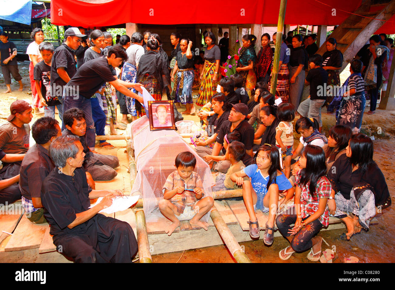 Toraja funeral casket hi-res stock photography and images - Alamy