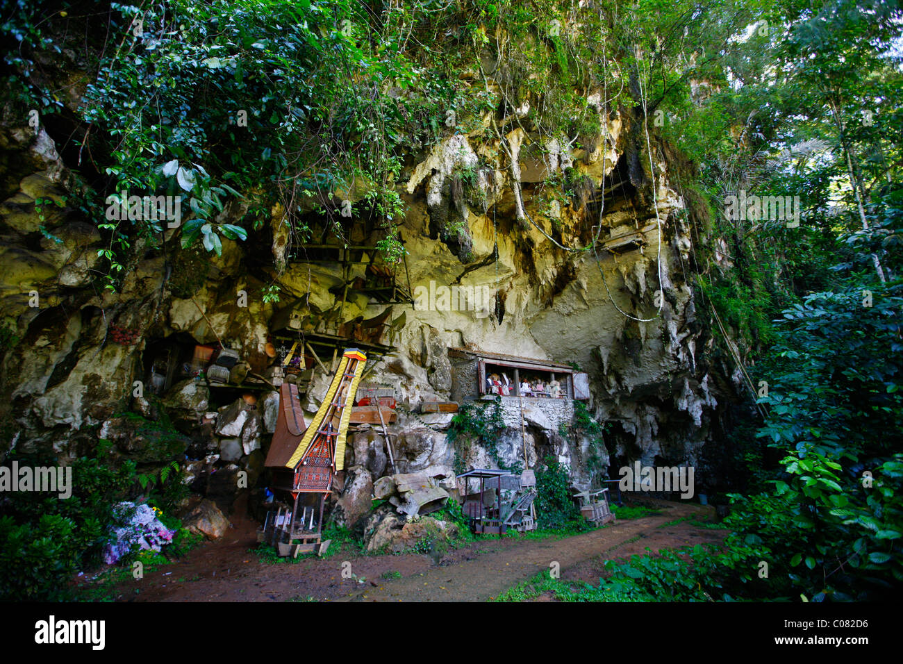 Figures in a rock tomb, Londa, Toraja culture, Sulawesi, Indonesia ...