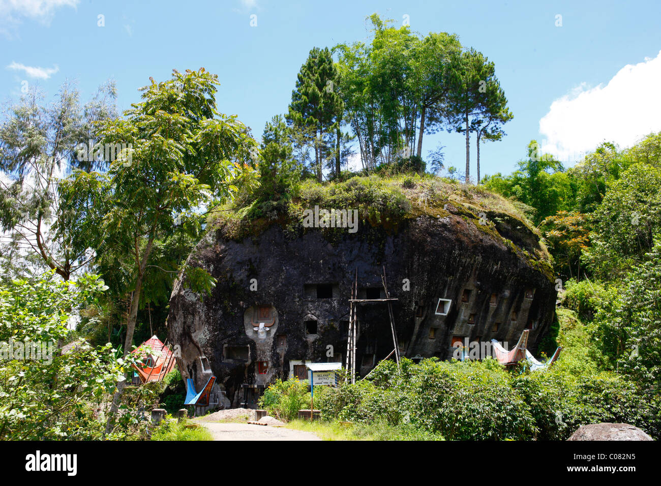 Rock tombs with figures, Lokomata, Toraja culture, Sulawesi, Indonesia ...