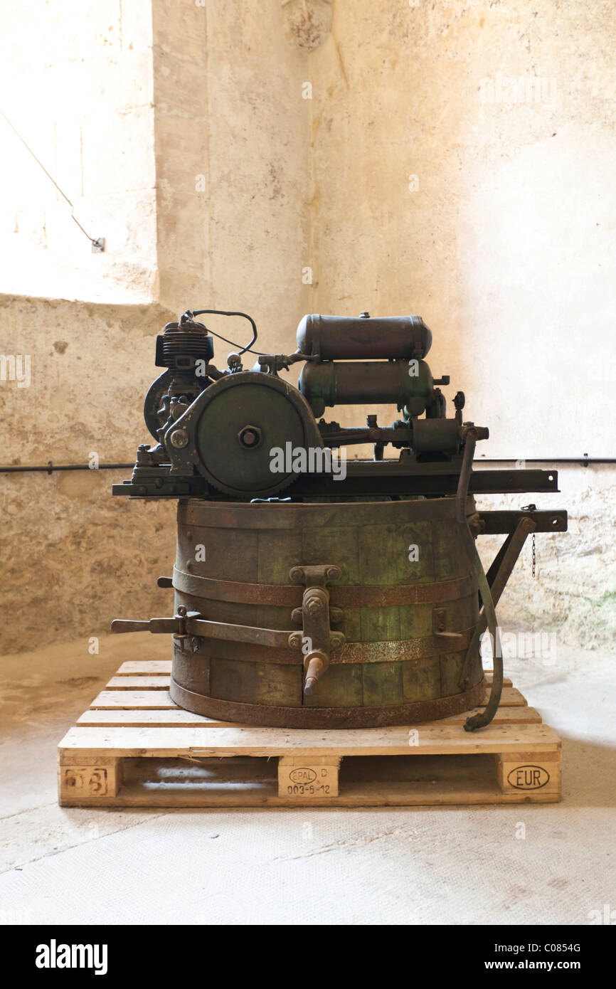 Roman wine press hi-res stock photography and images - Alamy