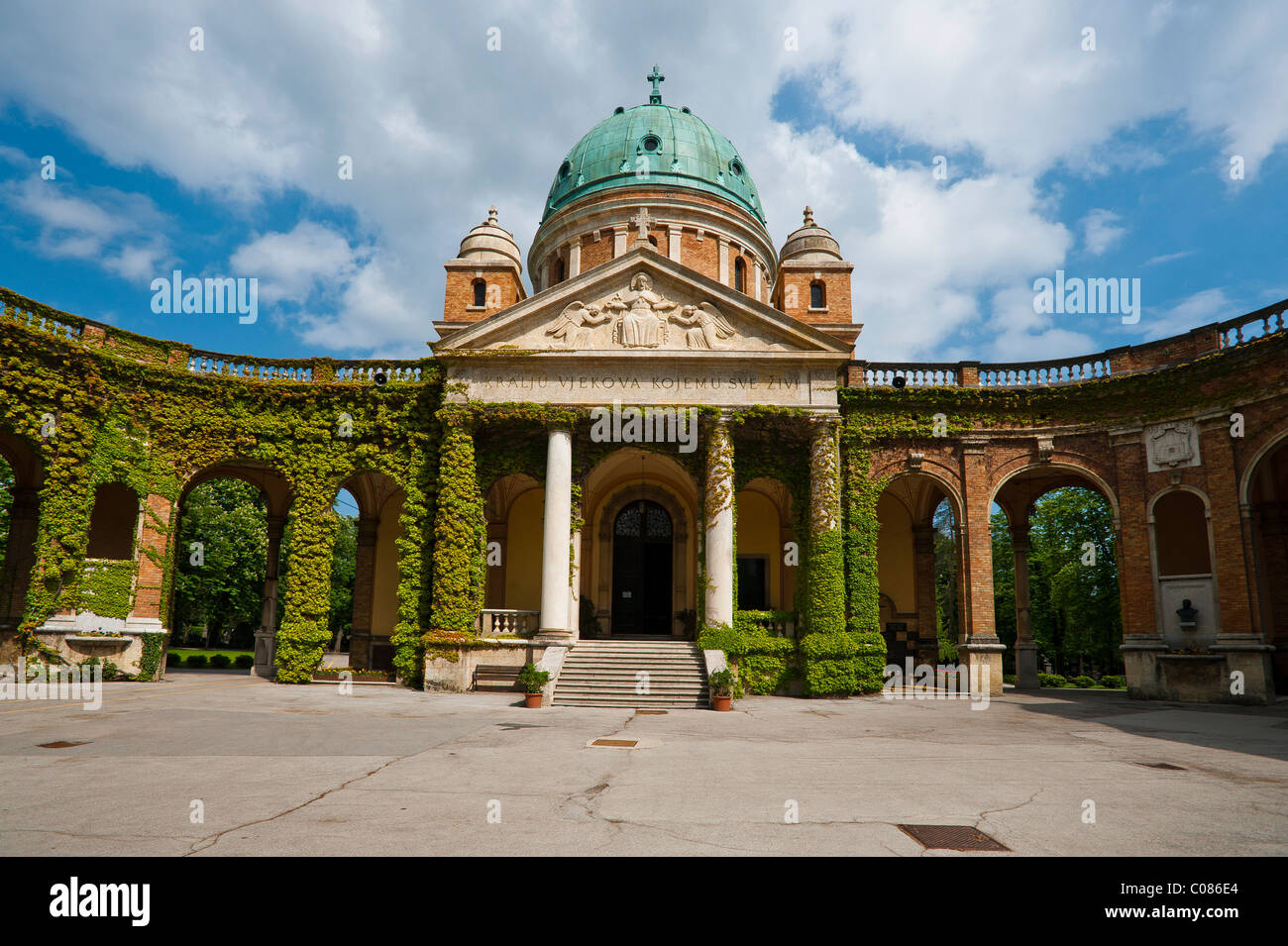 Zagreb mirogoj cemetery hi-res stock photography and images - Alamy