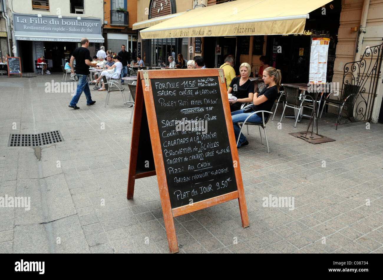 Outside dining and menus in France. Plat du jour Stock Photo - Alamy