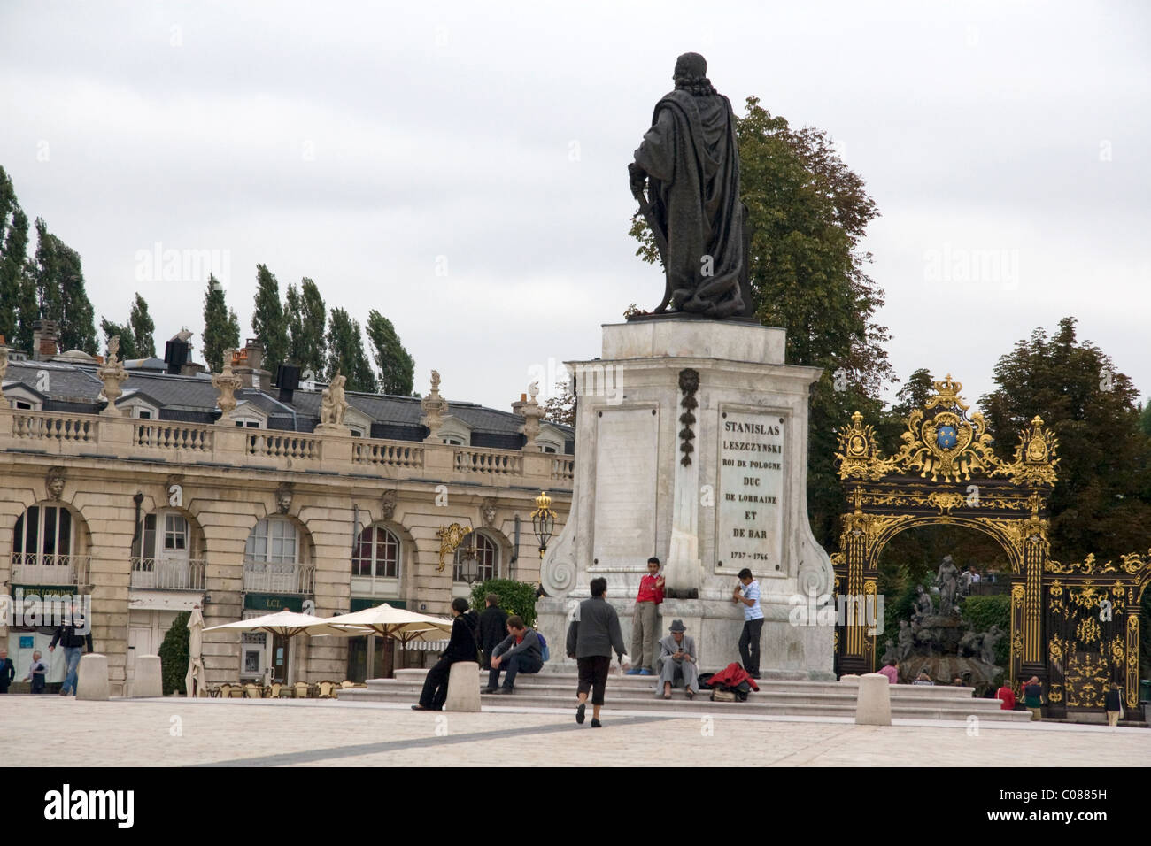 Pedestrian statue hi-res stock photography and images - Alamy