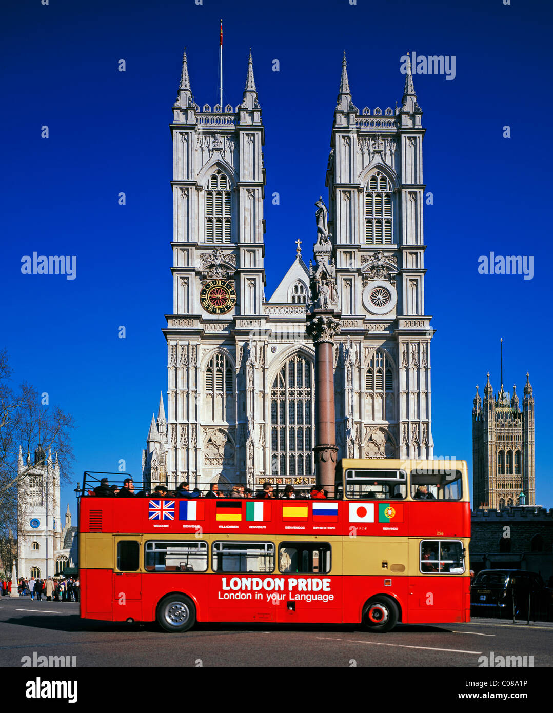 Westminster Abbey and Red tourist sightseeing bus, London, England, UK ...