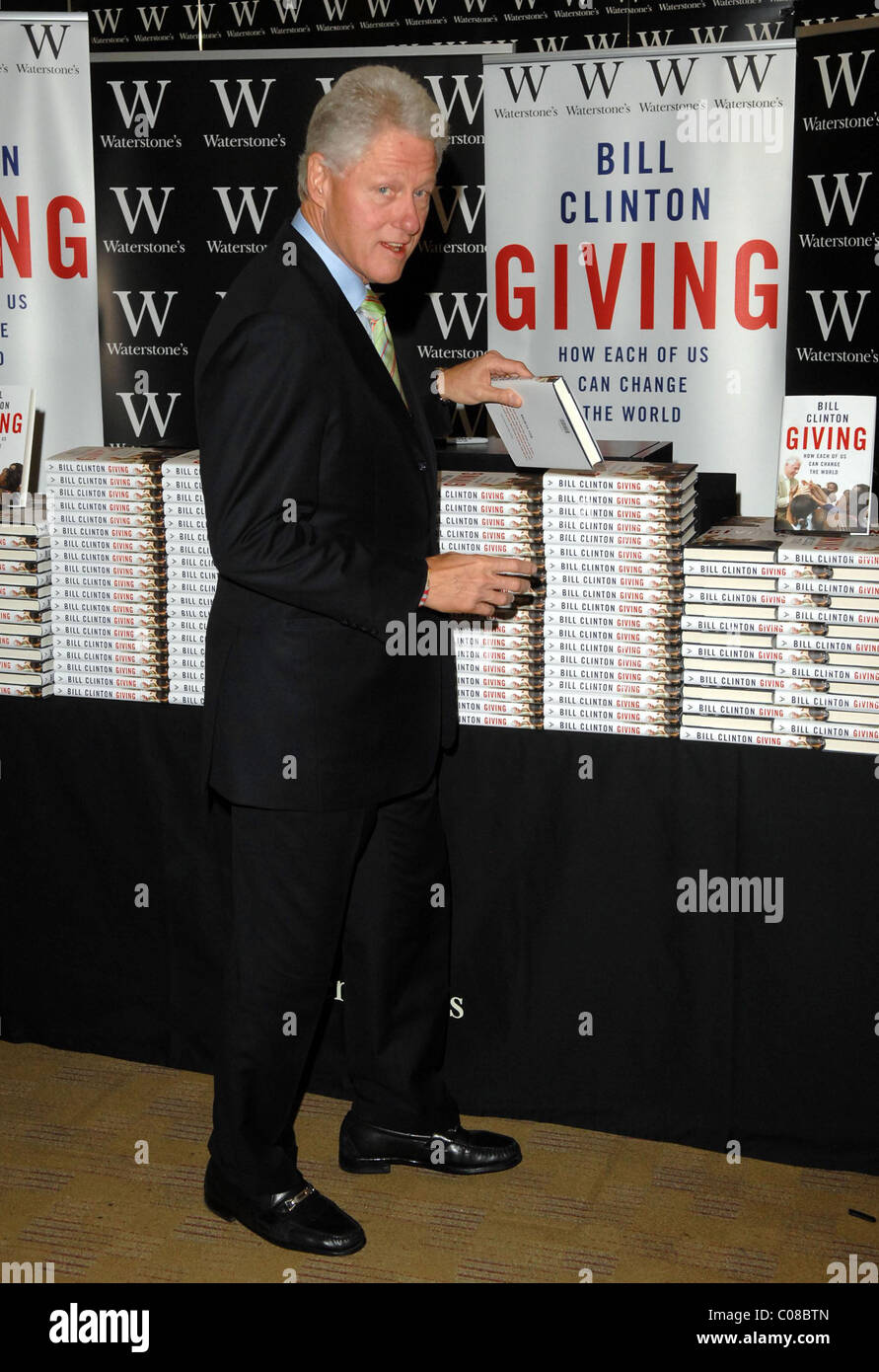 President Bill Clinton signs his new book 'Giving: How Each of Us Can ...